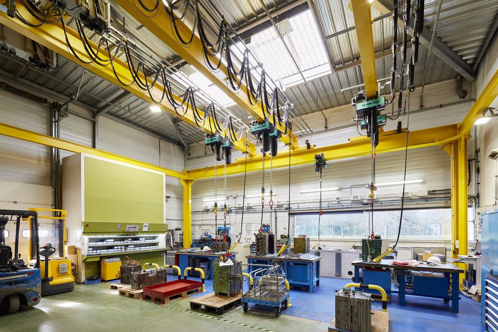 Three suspended cranes and six VERLINDE hoists in the injection mould ...